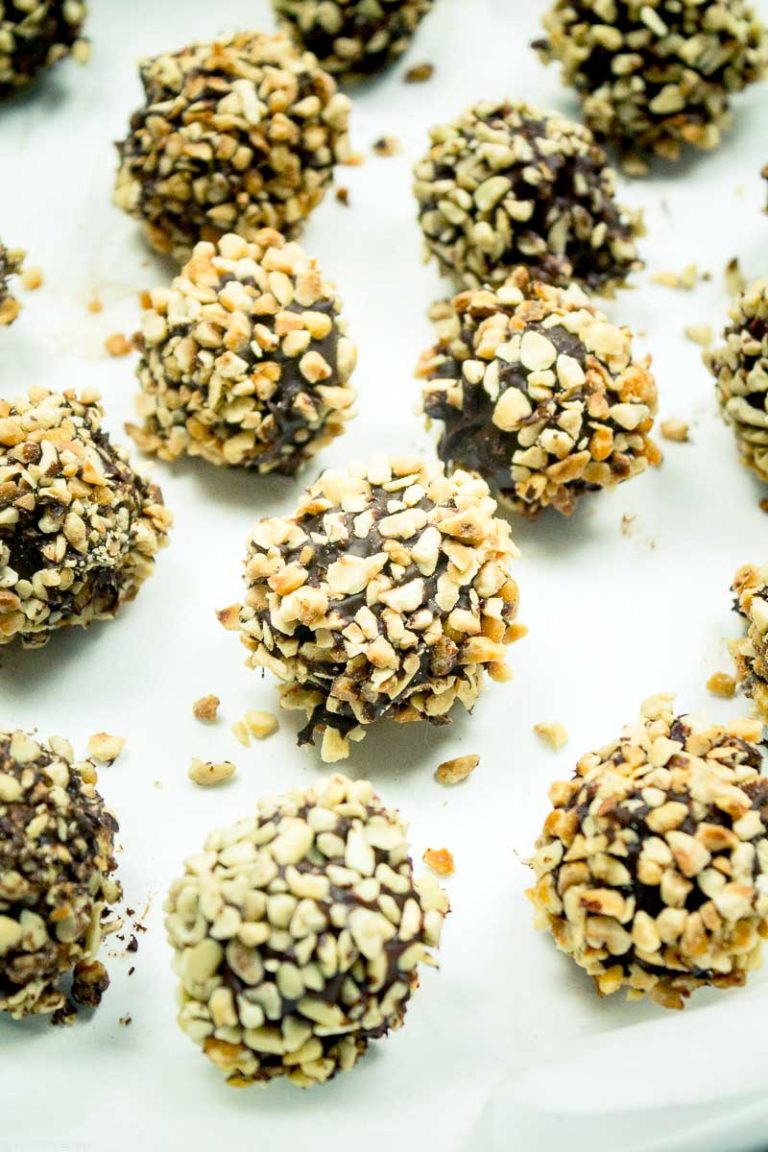 Vegano Rocher: raw vegan hazelnut chocolate truffles - Seven Roses